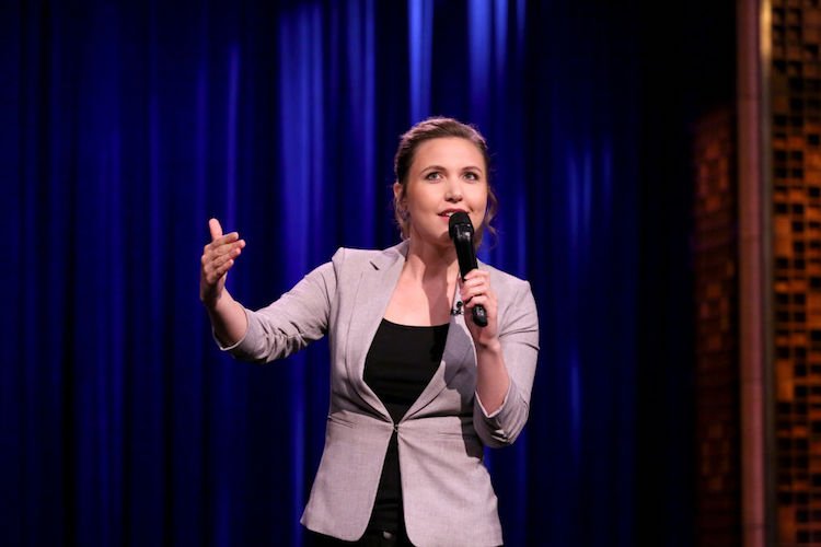 Comedy Watch: Taylor Tomlinson Is Our Latest Laugh Factory Female