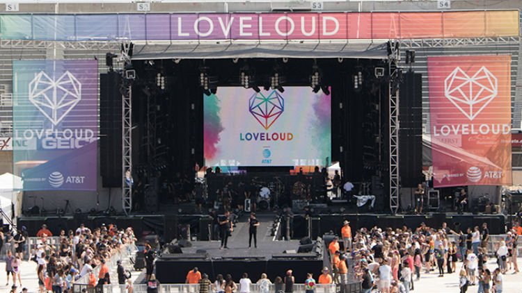 What LOVELOUD 2018 Sounded (And Felt) Like From The Crowd