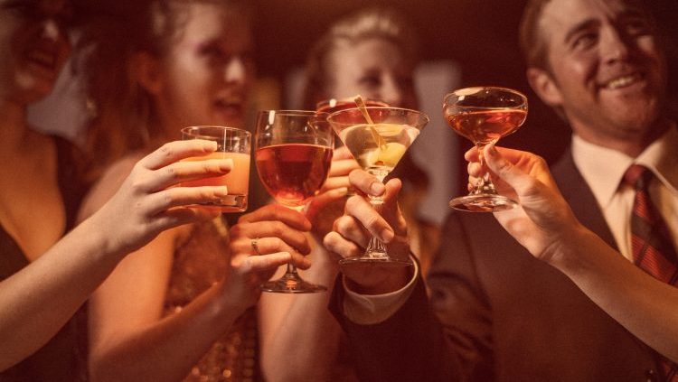 7 Classic Cocktail Recipes Every Adult Should Know - Mandatory