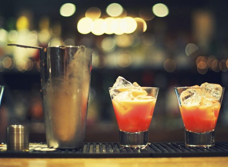 Easy Drinking: The Best 2-Ingredient Cocktails For Lazy Mixologists