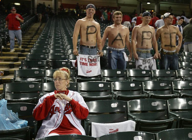 12 Hilarious GIFs of the Most Bored Baseball Fans Ever - Mandatory