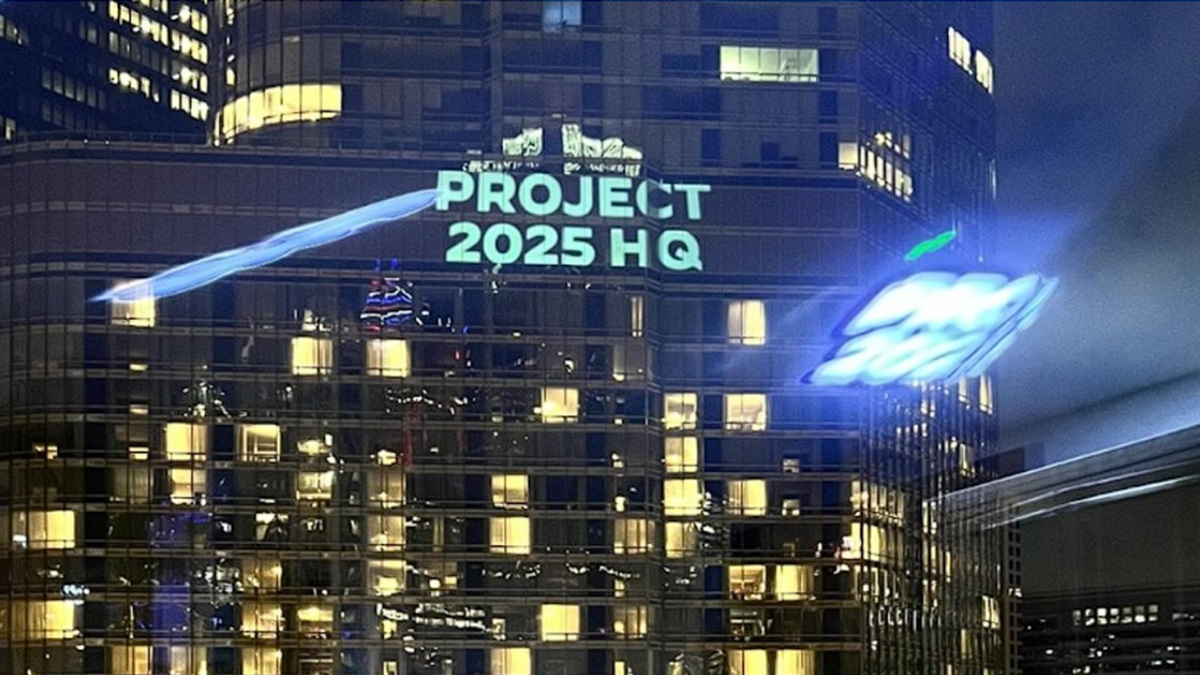 DNC Taunts Donald Trump With Projections on His Chicago Hotel - Mandatory