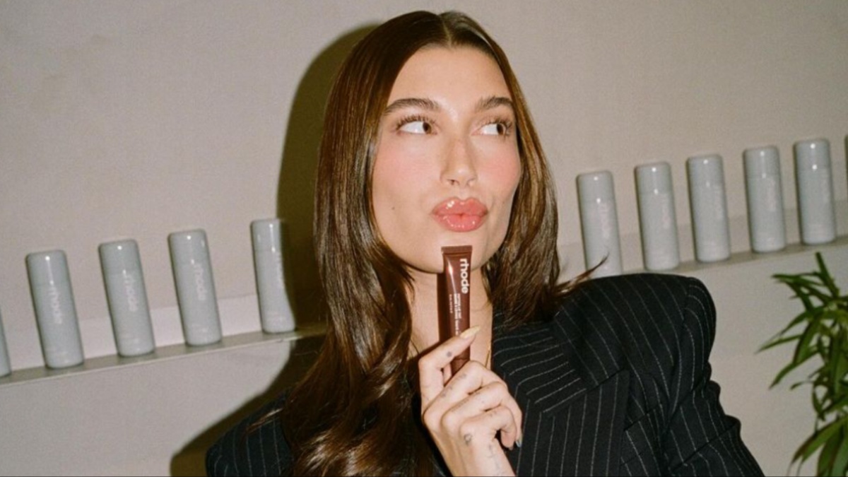 Here’s How Hailey Bieber Does Her Full Face Makeup the Right Way ...