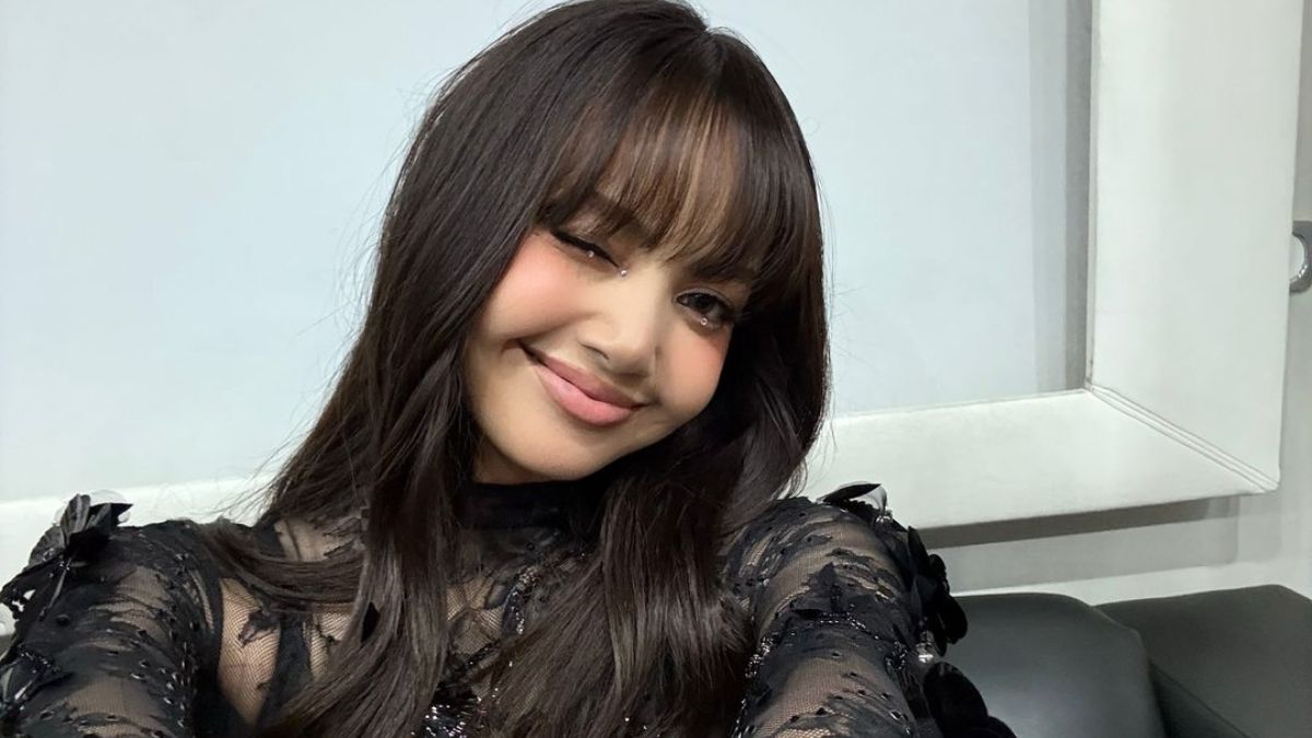 How Blackpink's Lisa Reacted to Her Dramatic Victoria's Secret Outfits ...