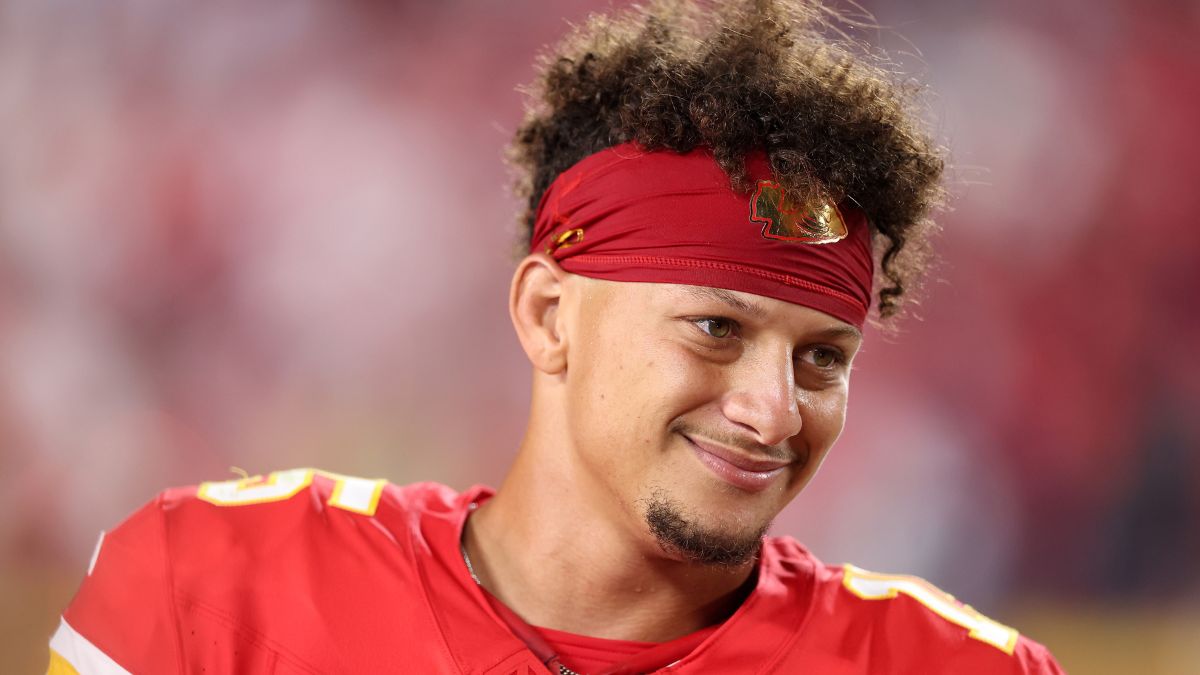 Chiefs QB Patrick Mahomes Reveals Haircare Routine for Curly Hair ...