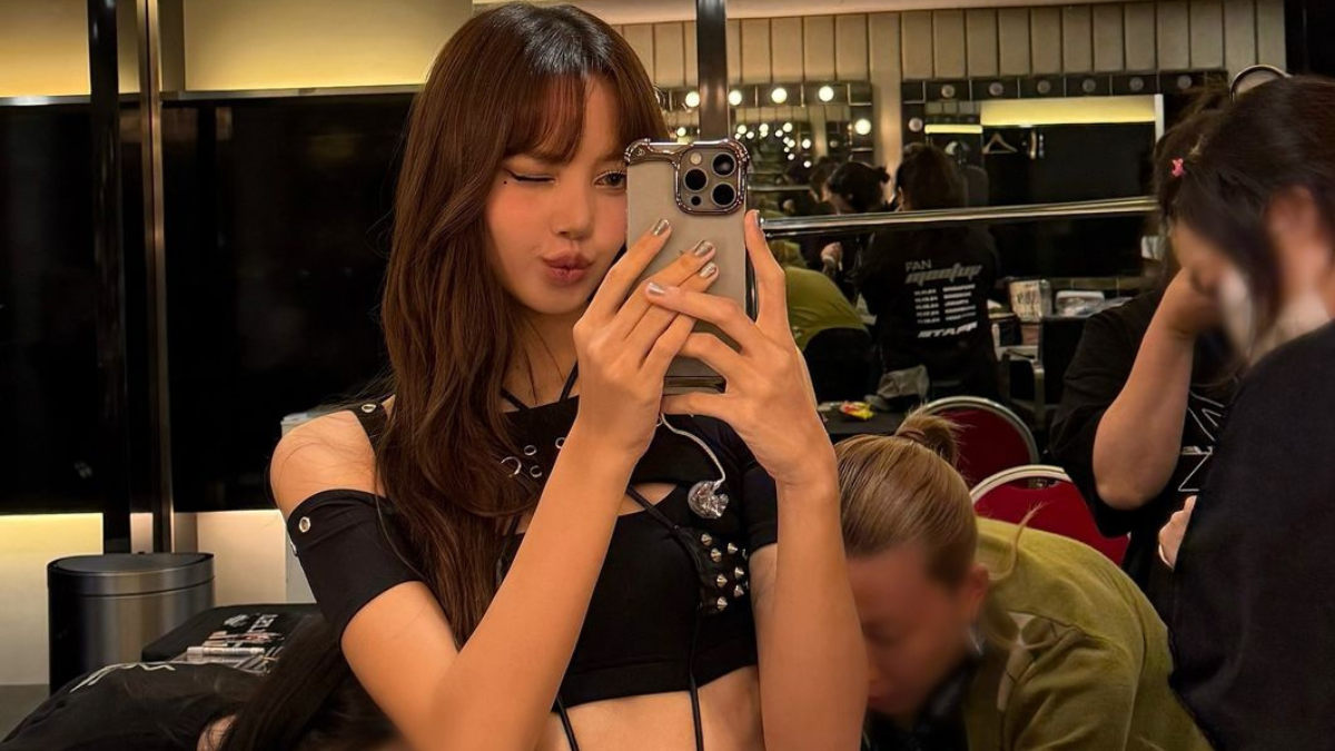 Lisa Flaunts Teeny Tiny Shorts That Look Like a Skirt in Singapore Fan Meetup Photos - Mandatory