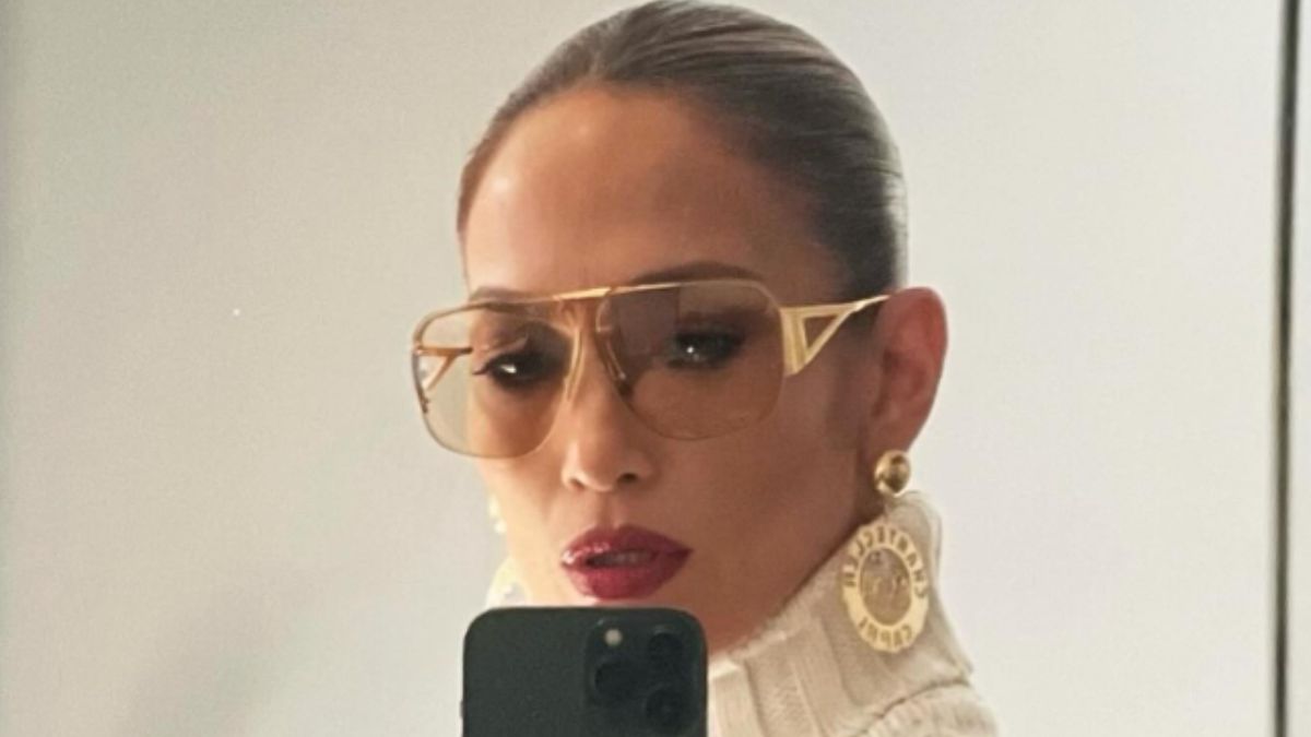 Jennifer Lopez Opts for a Cozy Sweater for Thanksgiving Dinner in New ...