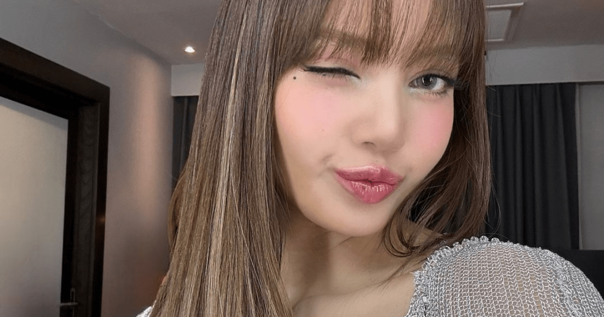 BLACKPINK Member Lisa Nails Viral Taylor Swift-Esque Makeup - Mandatory