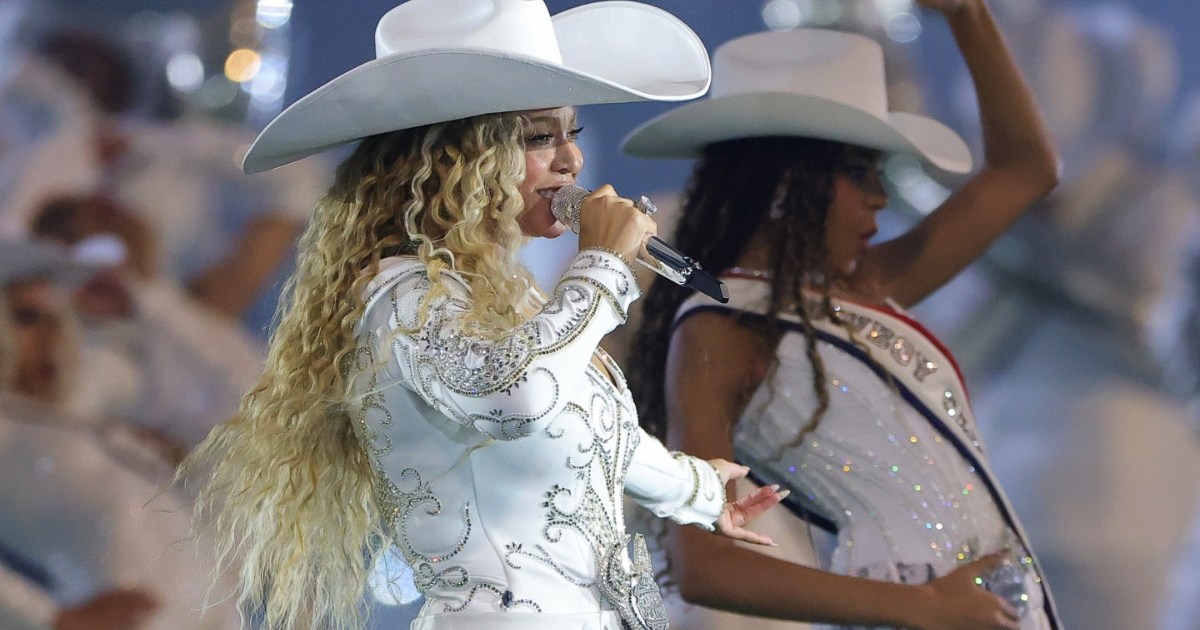Beyoncé Brings Blue Ivy to Perform at NFL Christmas Halftime Show
