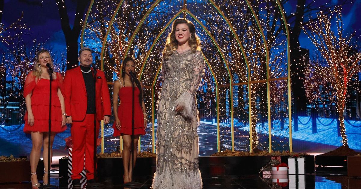 Kelly Clarkson Looks Holiday Season Ready at 'The Voice' Finale in ...