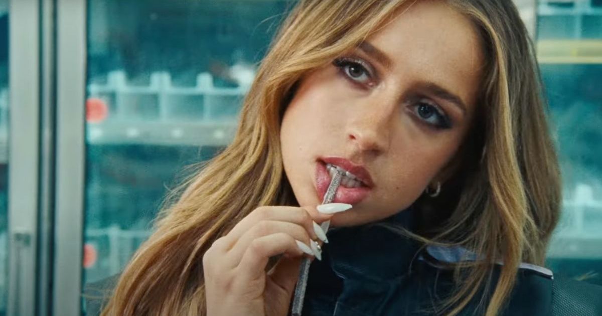 Tate McRae Kept It Festive in Corset & Leather Short Shorts at Jingle ...