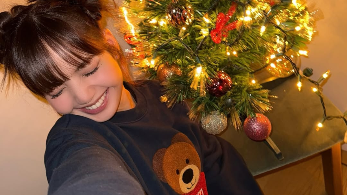Blackpink’s Lisa Flaunts Anime-Inspired Hair in Flirty Christmas Photos ...