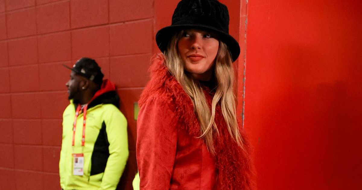 Taylor Swift Drops Major Holiday Dressing Inspo in Her Fiery Red Coat ...