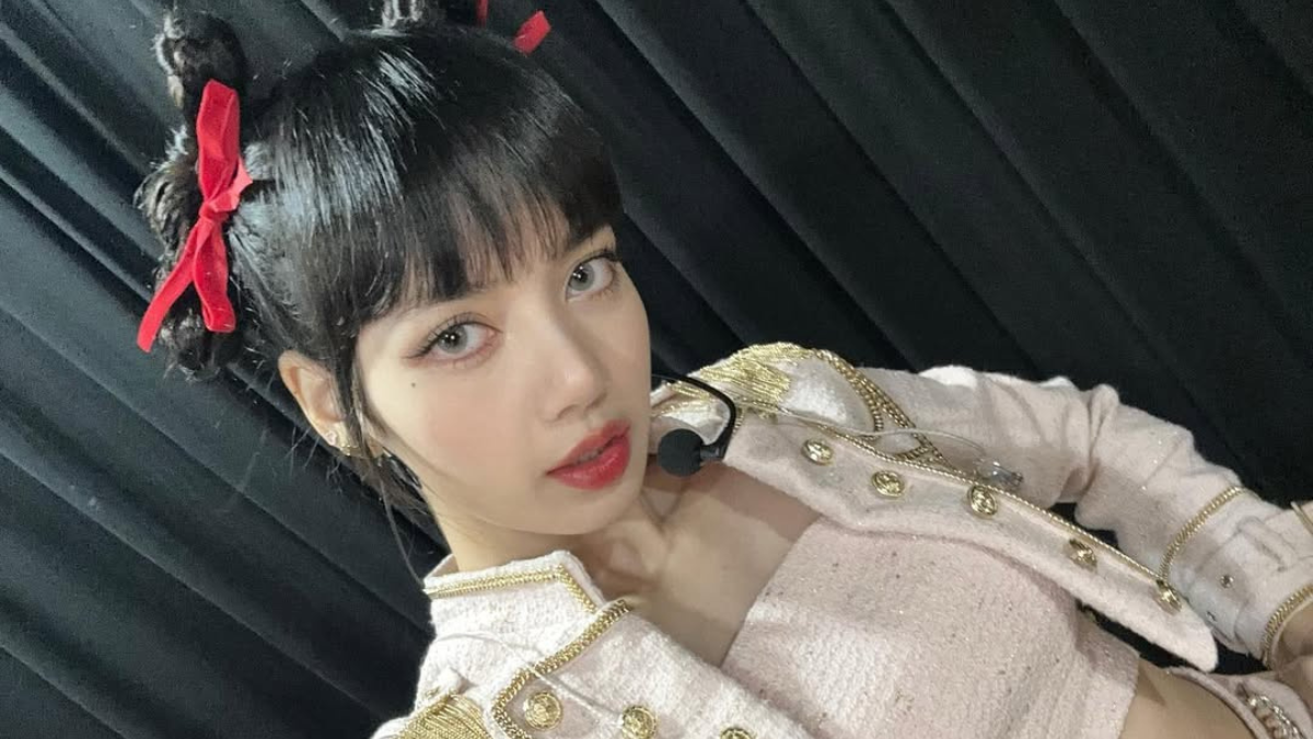 BLACKPINK's Lisa Sizzles in Red as She Recaps New Year's Eve Show on ...