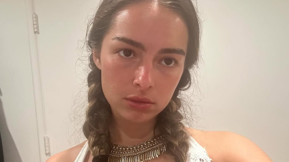 Addison Rae Subtly Tweaks Her Fit To Make a Simple Maxi Skirt Look Sexy ...