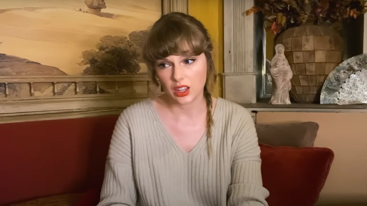 Fake Taylor Swift Nazi Salute Images Circulate Online - Mandatory