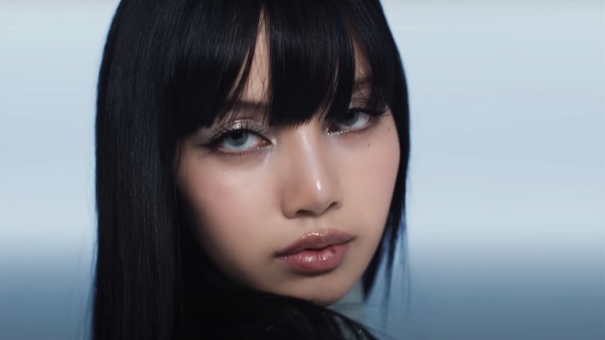 BLACKPINK’s Lisa Flaunts Striking Nail Art in V Magazine’s Fall Cover ...