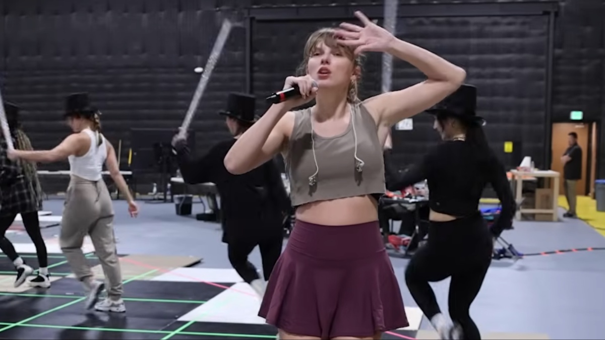 Taylor Swift Missed Both 2025 Golden Globes & Travis Kelce’s Chiefs ...