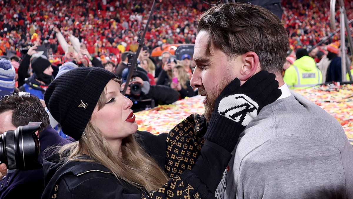 Travis Kelce & Taylor Swift Share a Kiss After Chiefs Win - Mandatory