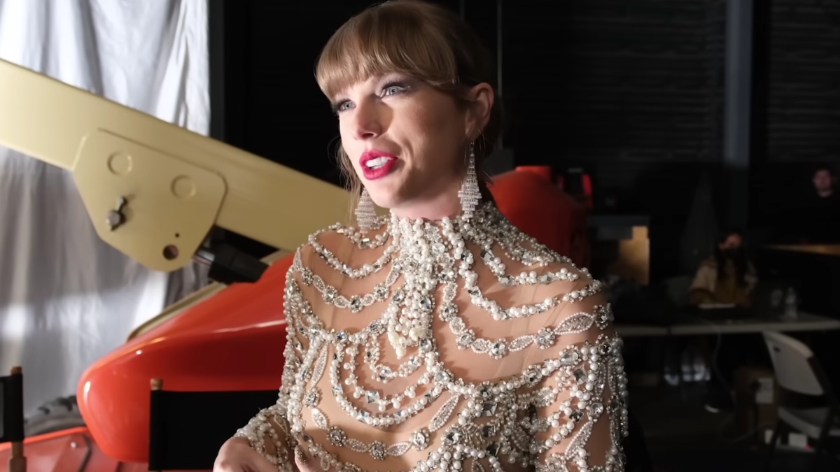 Fans Concerned After Taylor Swift Leaves Bathroom With Bodyguard ...