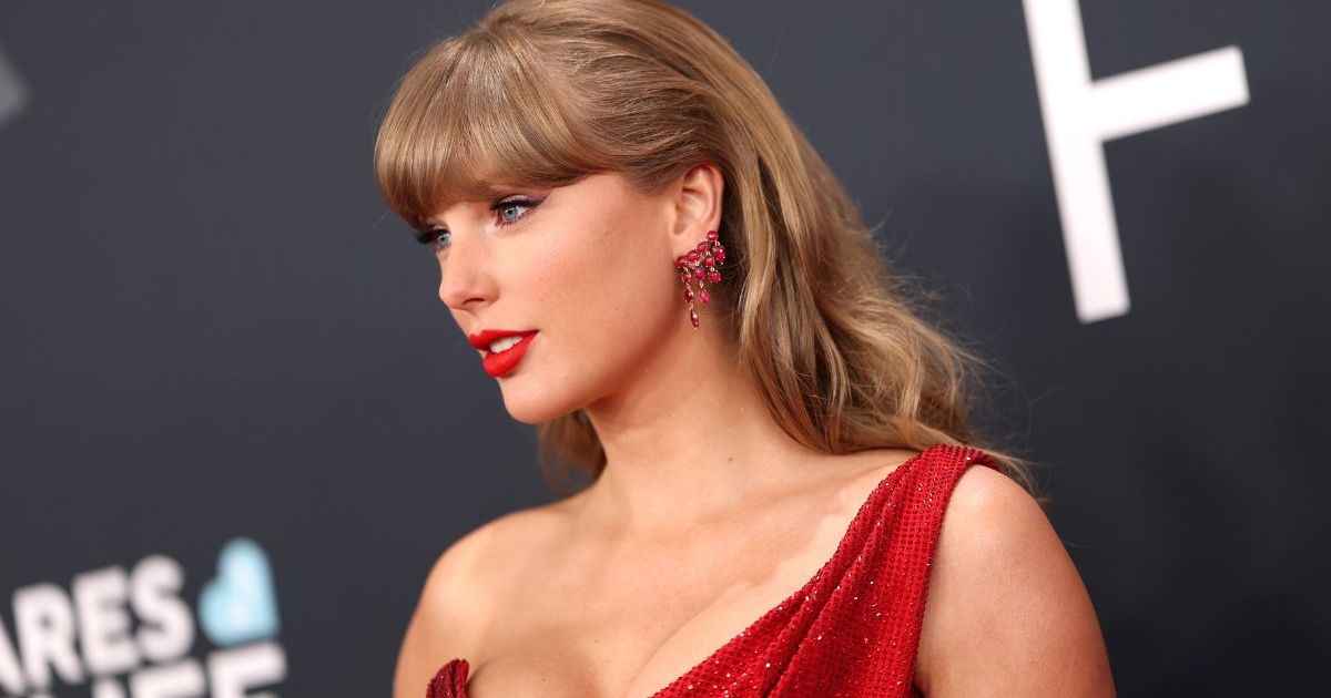 Taylor Swift Is Red Hot in Minidress in 2025 Grammys Photos - Mandatory