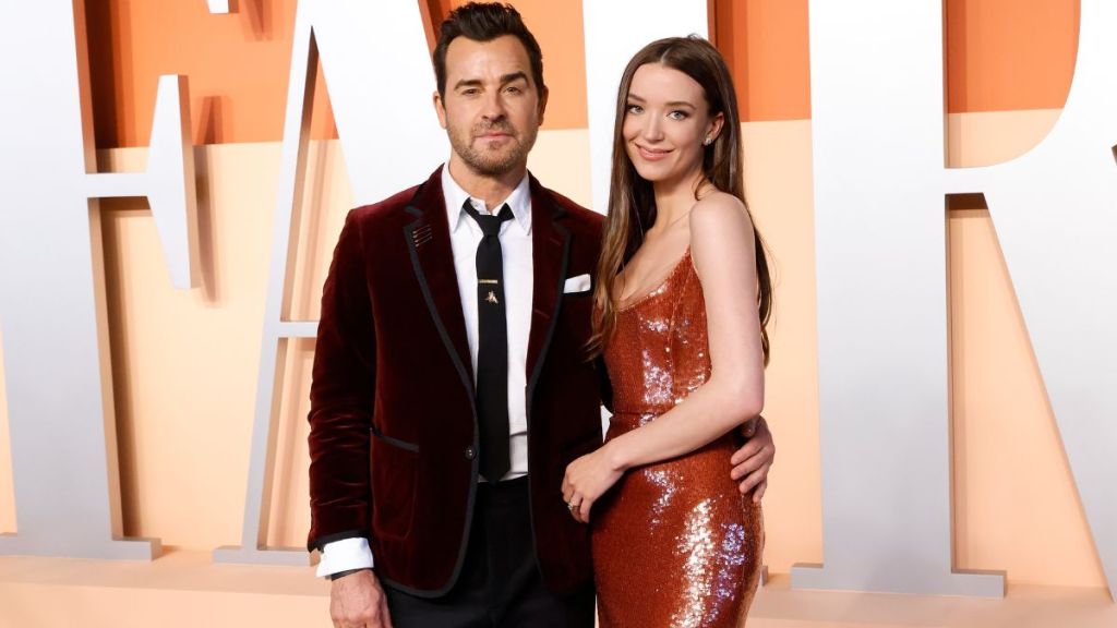 Justin Theroux & Nicole Brydon Bloom Tie the Knot - Mandatory