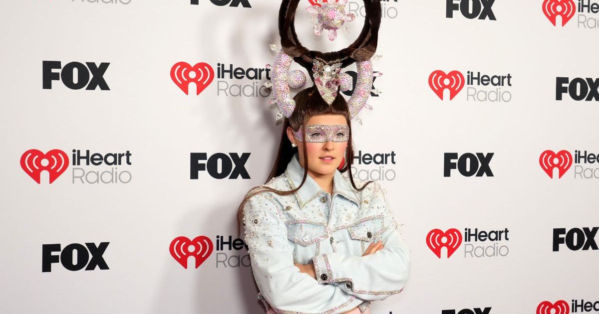 You Need To See JoJo Siwa’s iHeartRadio Awards Headpiece To Believe It ...
