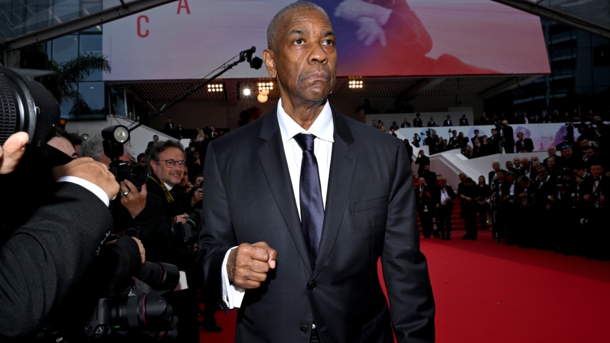 Denzel Washington Confronts Photographer Who Seemingly Grabbed Him ...