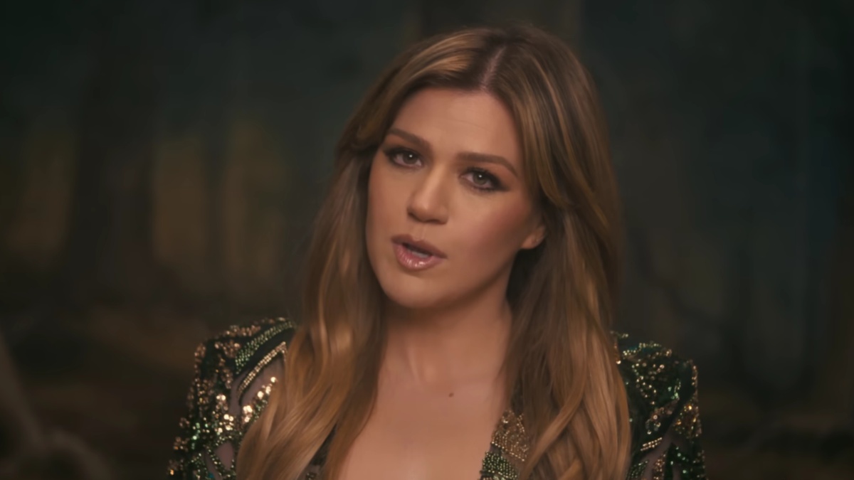 Kelly Clarkson's Dating History Explained - Mandatory