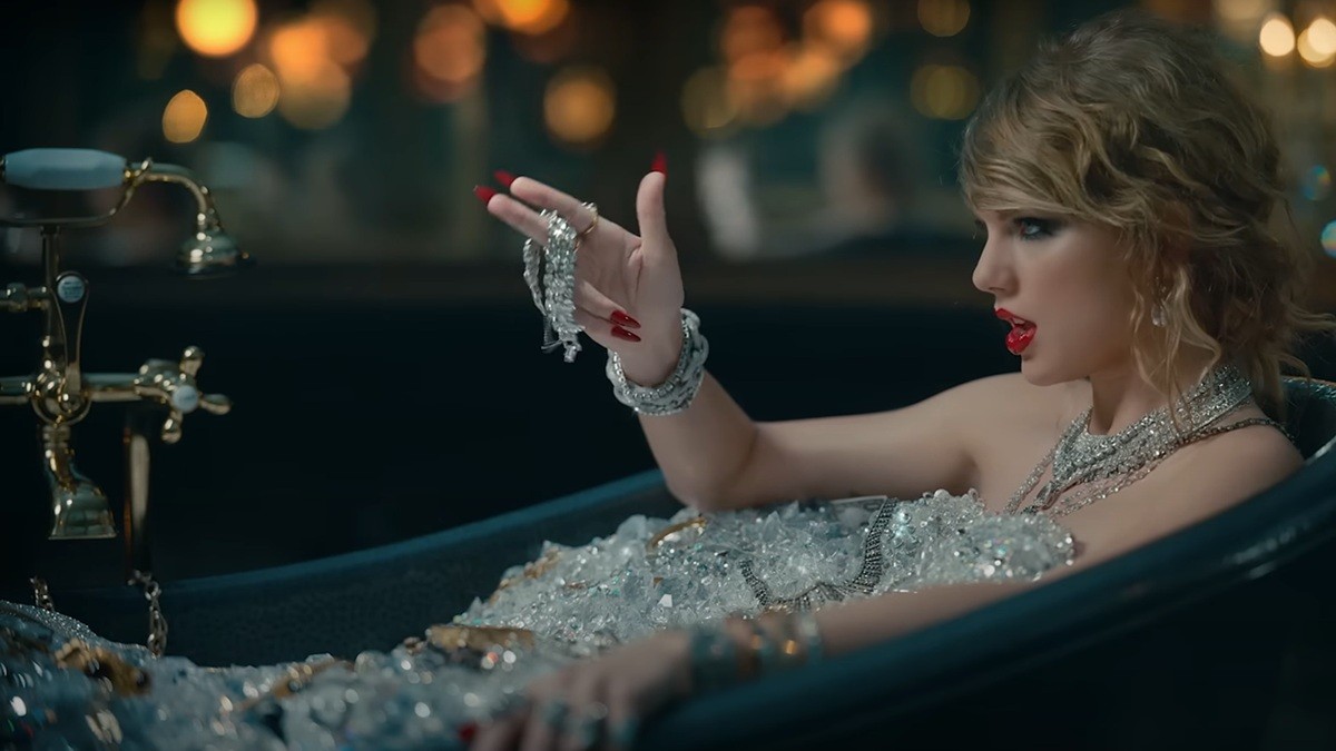 'Taylor Swift AMAs Outfit 2025' Trends Amid Singer's Absence - Mandatory