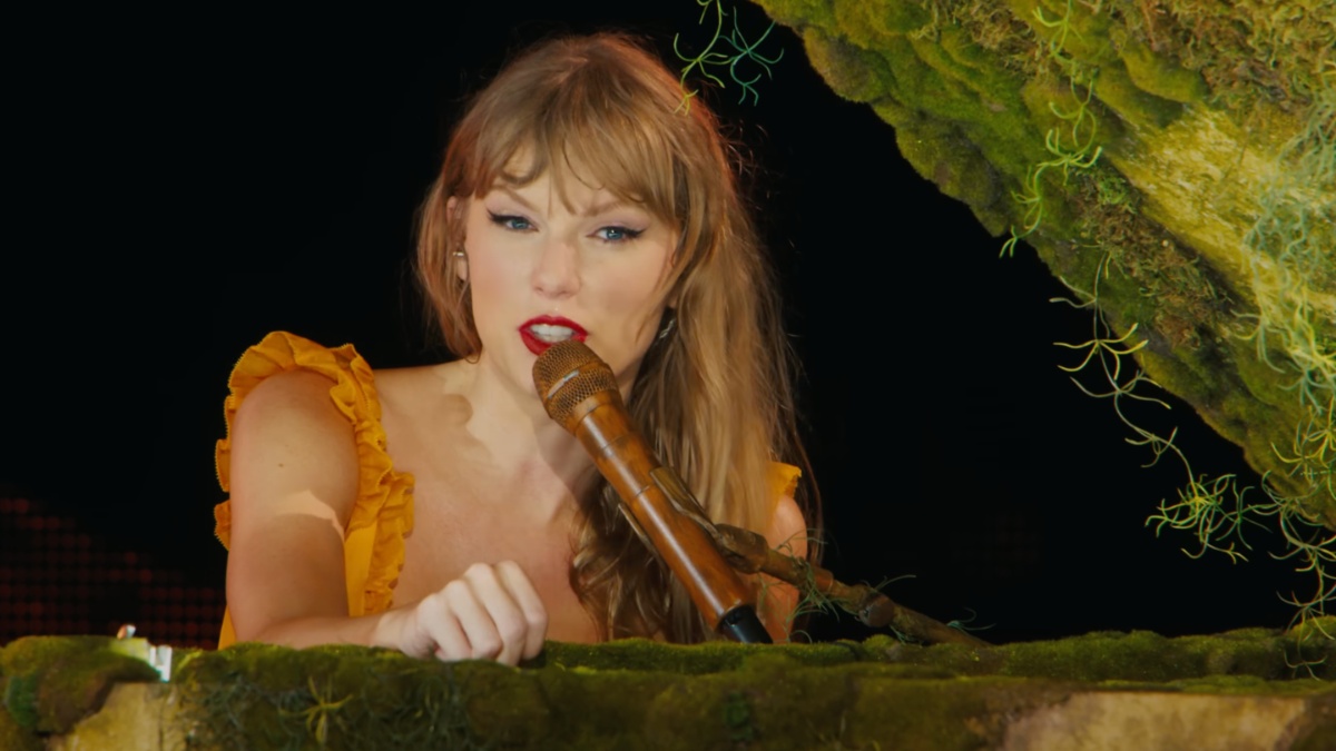 Why Is 'Taylor Swift Graduation Speech' Trending? - Mandatory