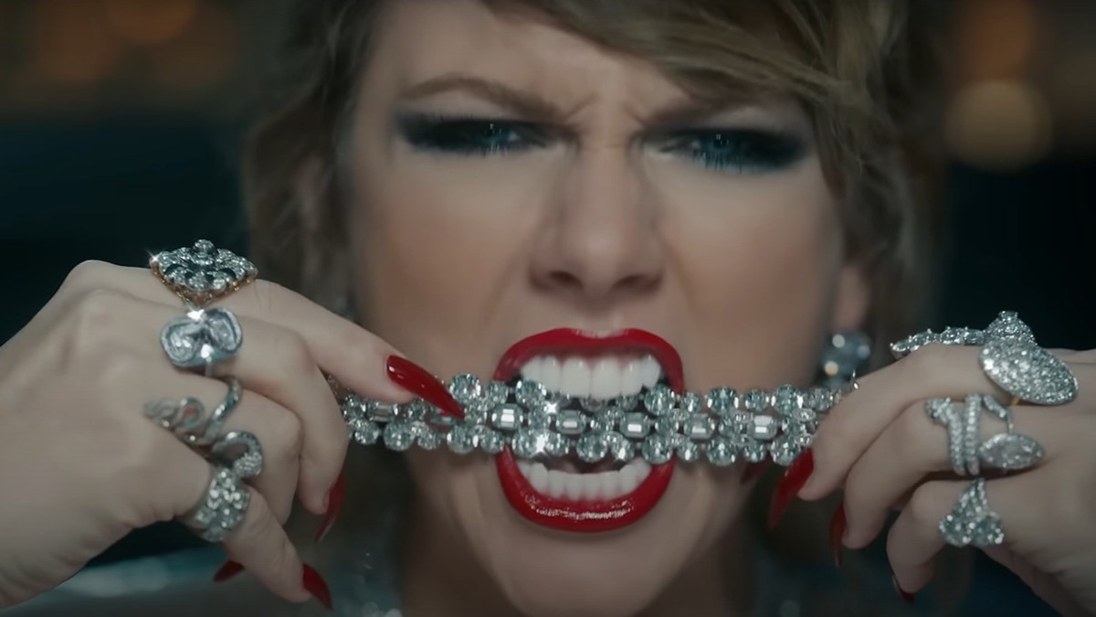 Fans Search 'Taylor Swift TNT Bracelet' Amid Selena Gomez Dinner Outing - Mandatory