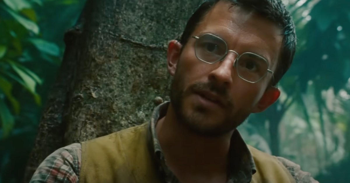 Jonathan Bailey Almost Kisses Jimmy Fallon During Interview - Mandatory