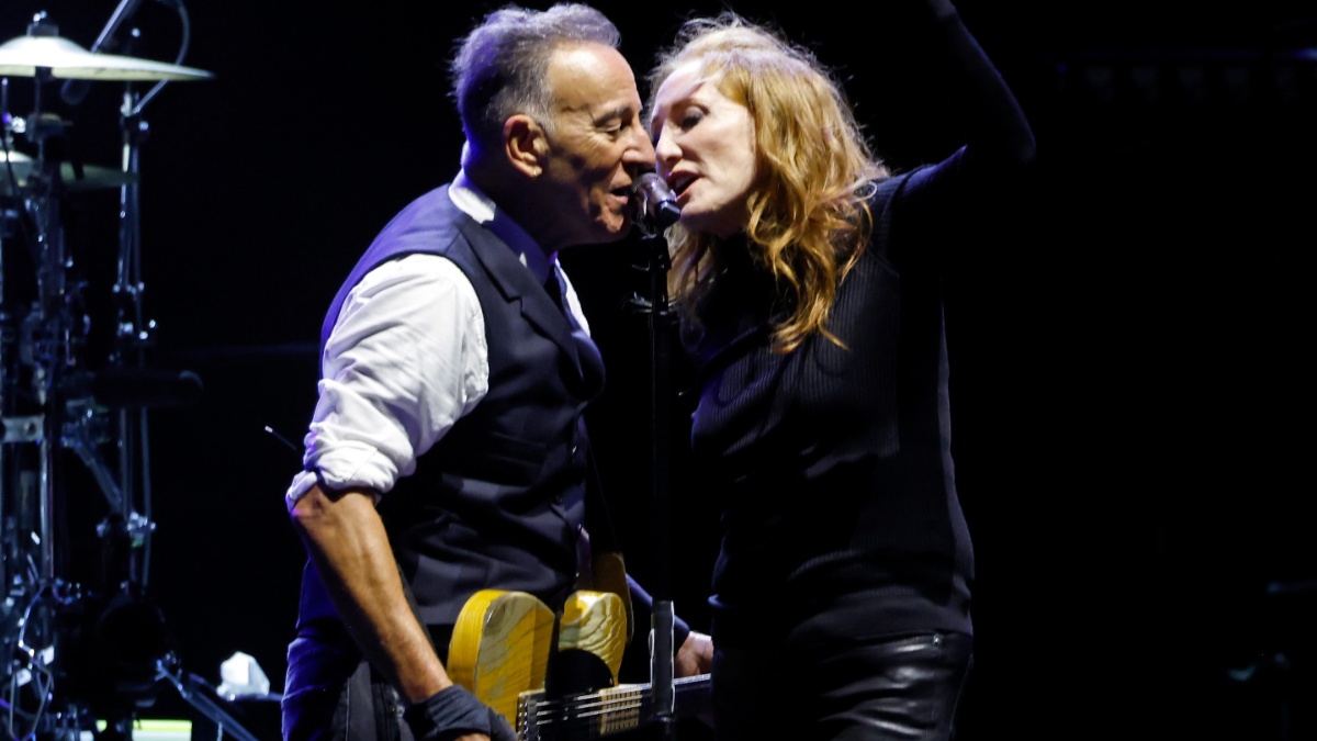 Who Is Bruce Springsteen's Wife, Patti Scialfa & How Many Kids Do They ...