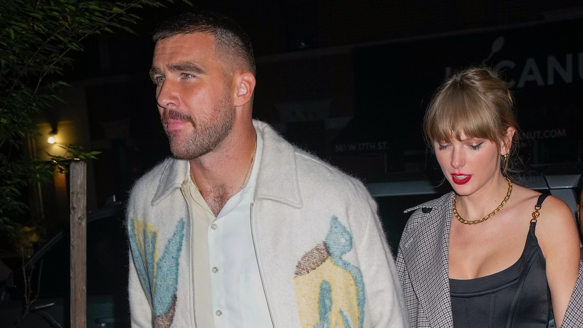 Travis Kelce Comments on Taylor Swift's Picture From Shake It Off Performance - Mandatory