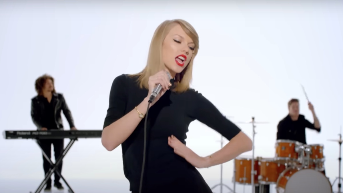 Rachel Zegler Talks About Taylor Swift’s ‘Shake It Off’ Performance ...