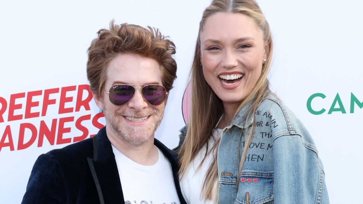 Seth Green & His Wife Recreate Coldplay Kiss Cam Incident - Mandatory