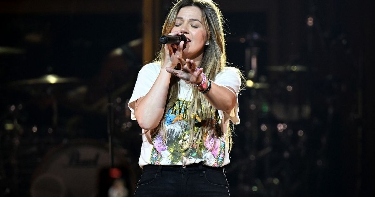 Kelly Clarkson Debuts New Bob Haircut on Instagram Video