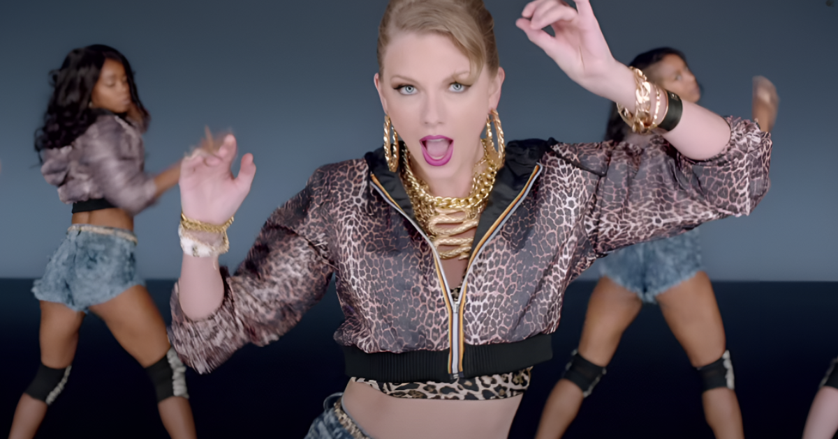 Taylor Swift's Belly Button Is Trending Again For Some Reason - Mandatory