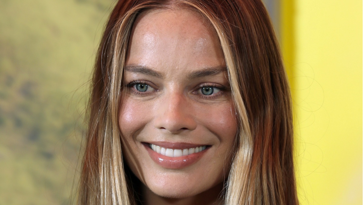 Margot Robbie Shows off Her Body in Mini-Corset Dress - Mandatory