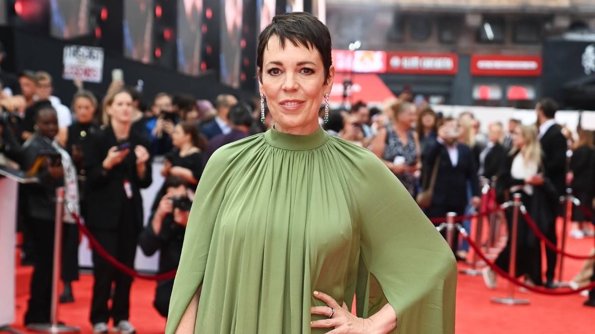 Olivia Colman Gets Her Dress Wet During The Roses Premiere - Mandatory