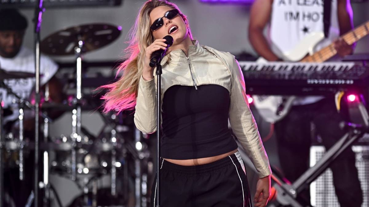 Renee Rapp Has No Clue Who Joe Rogan Is & Internet Can't Handle This