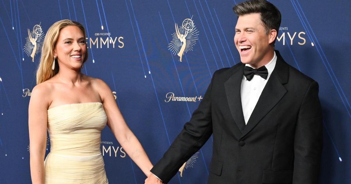 SNL's Colin Jost Engages in PDA With Scarlett Johansson in Red Carpet Video - Mandatory