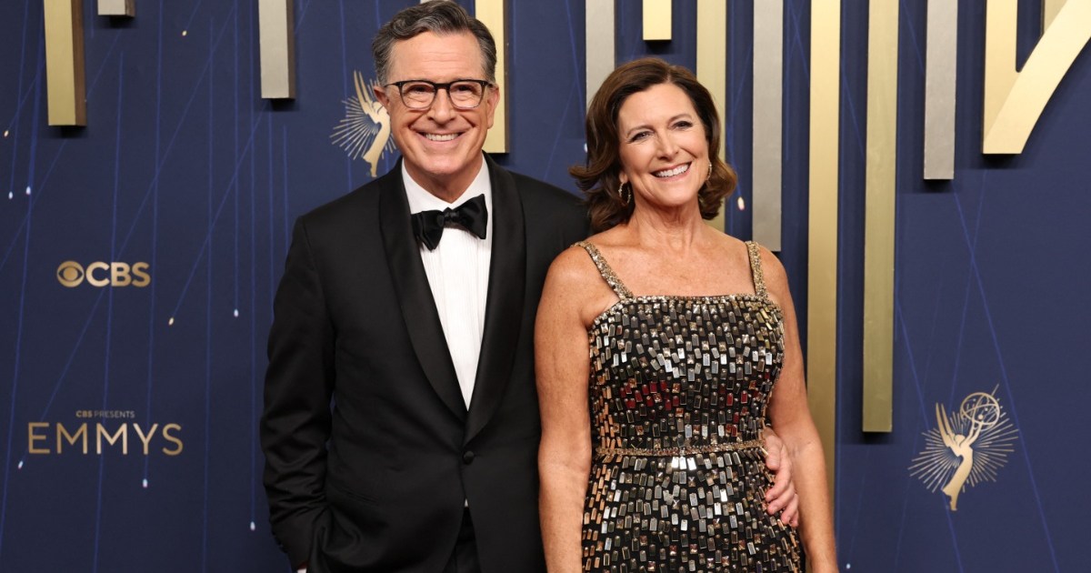 Stephen Colbert & Wife Evelyn Share a Sweet Glambot Kiss at the Emmys ...