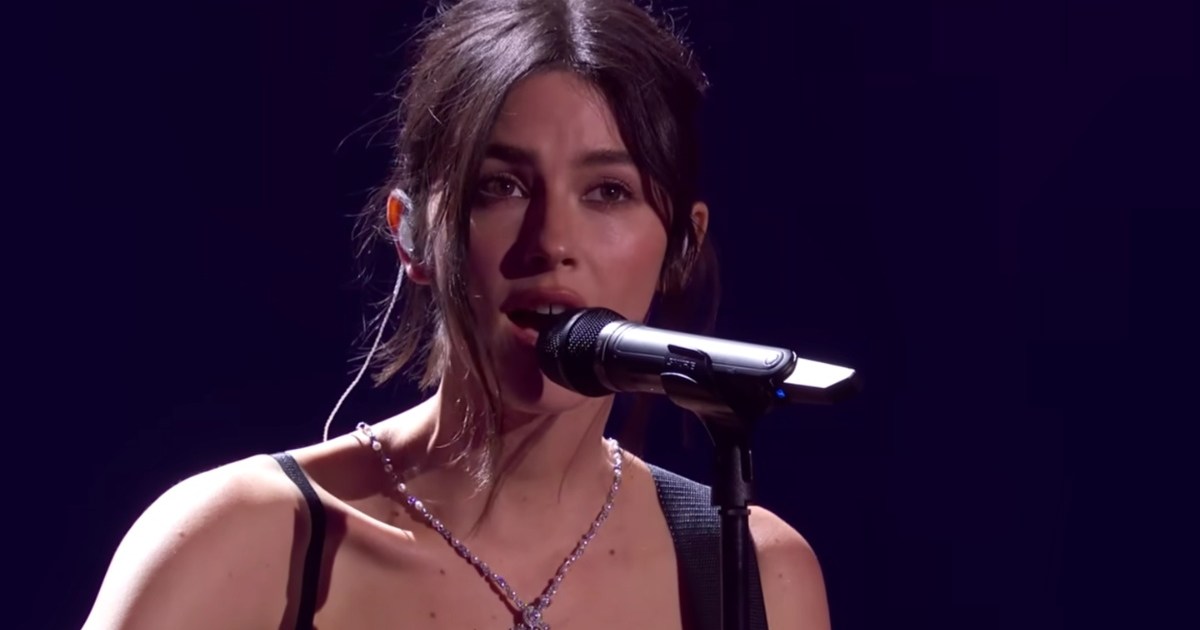 Fans React to Gracie Abrams Showcasing Her Abs in Mini Shorts - Mandatory