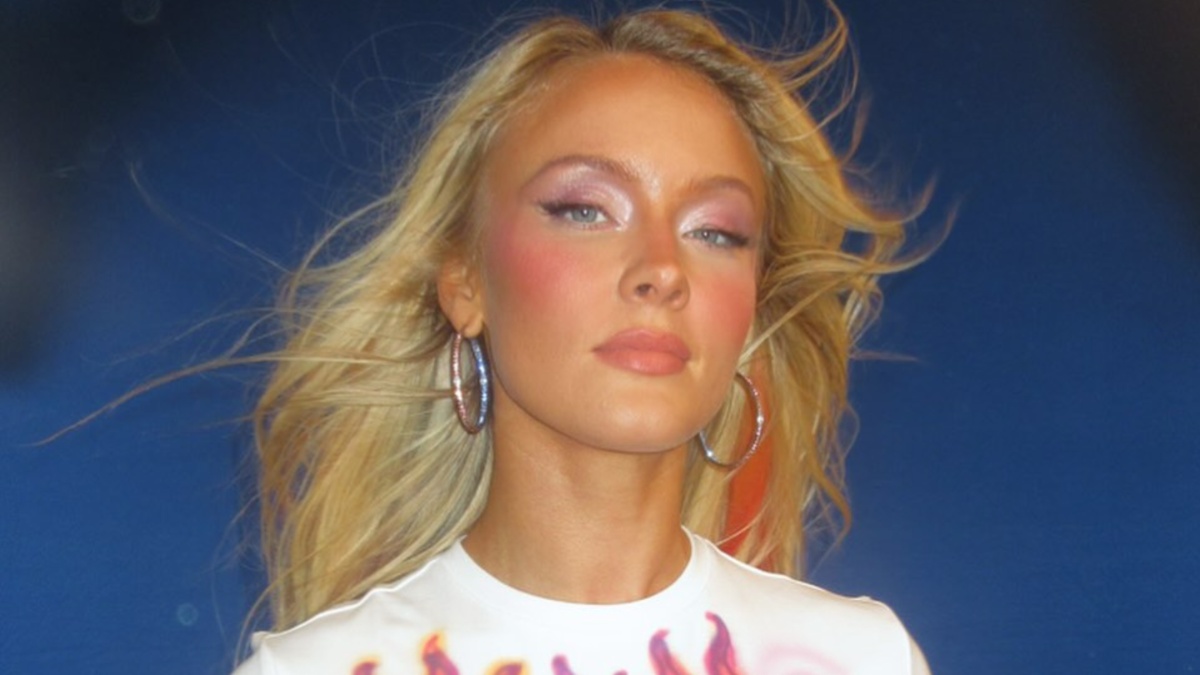 Zara Larsson Eating Apple on Toilet Has Fans Saying ‘Okay Miss Baddie ...