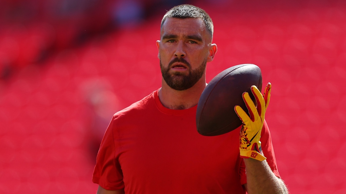 Travis Kelce Hugging DeAndre Hopkins Post-Game Catches Fans Attention ...
