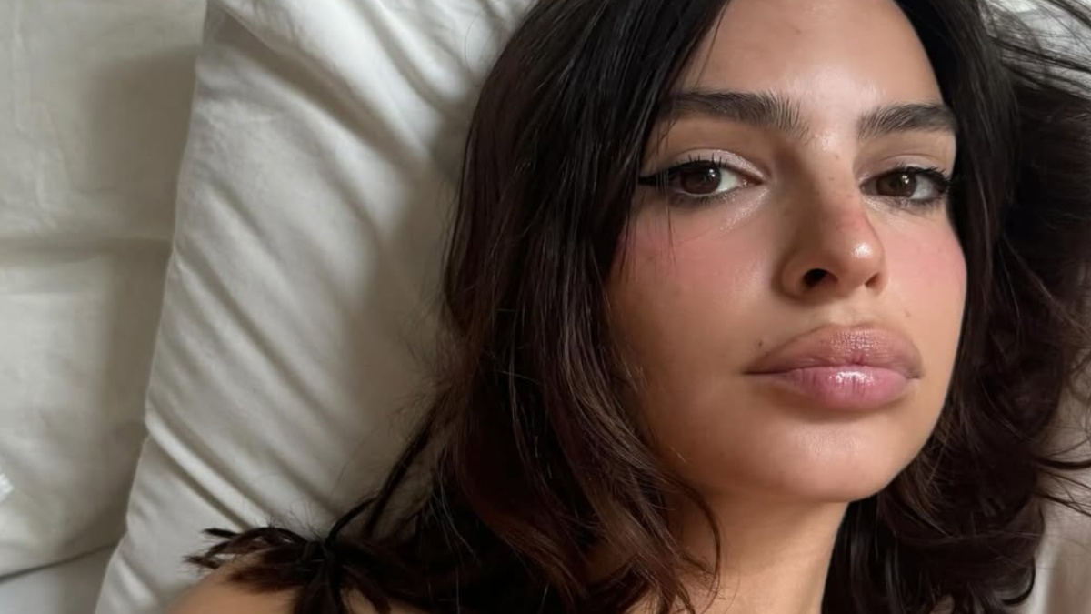 Emily Ratajkowski Wearing Sheer Lingerie Has Fans Saying 'Hottest Angel ...