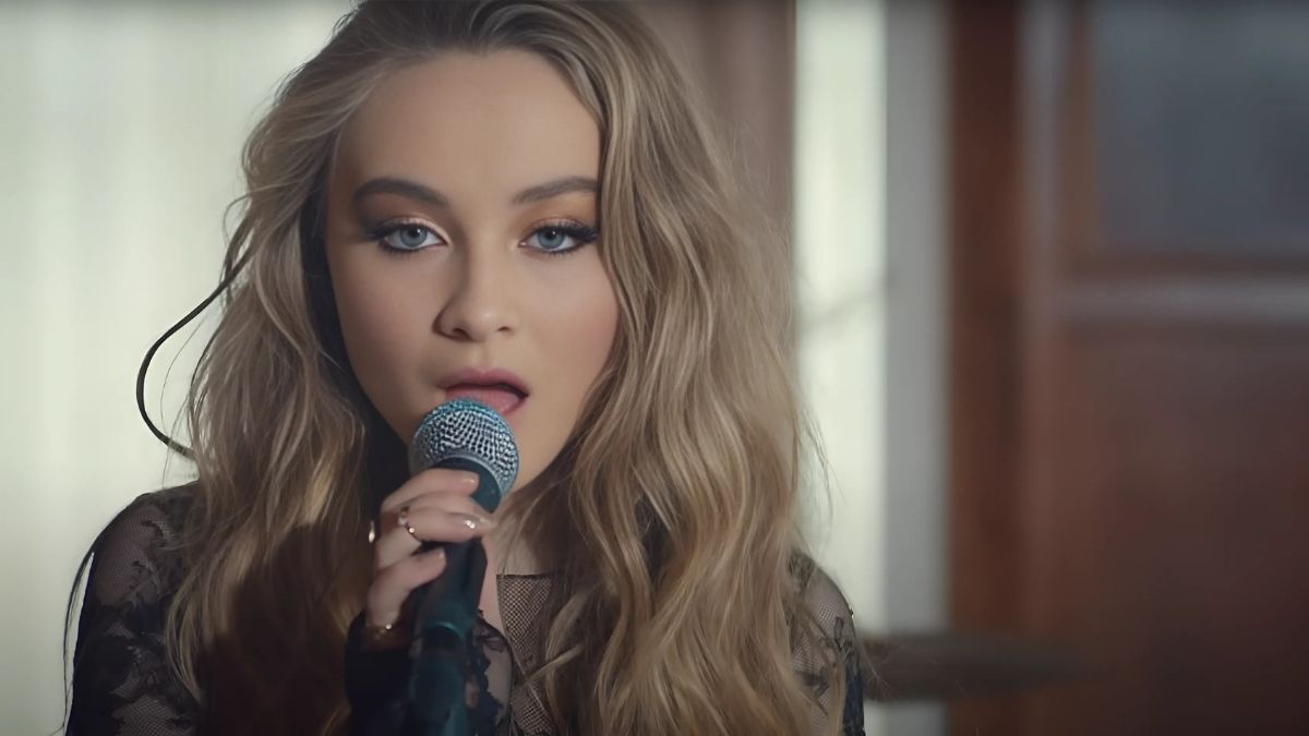 Sabrina Carpenter's 'Juno' Pose in Milan Comes With Italian Twist ...