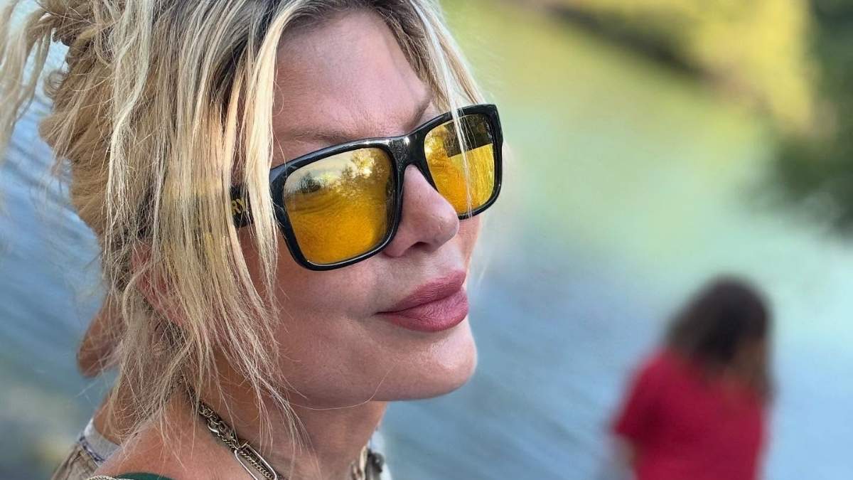 Bikini-Clad Tori Spelling Flaunts Her Curves As She Goes Fishing ...